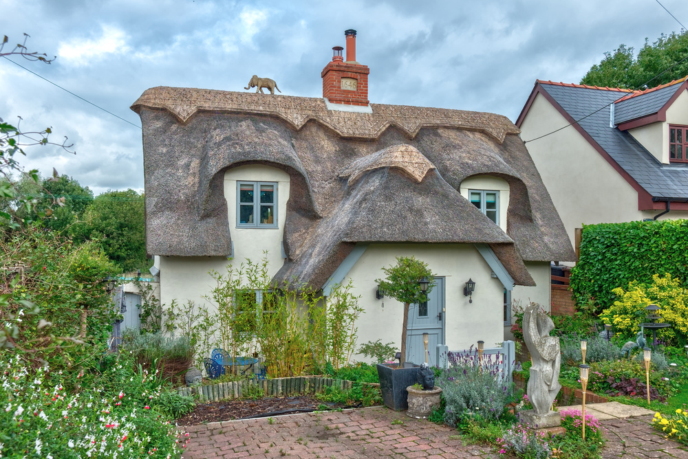 The delightfully quirky Forget Me Not Cottage (built 1646) in ...