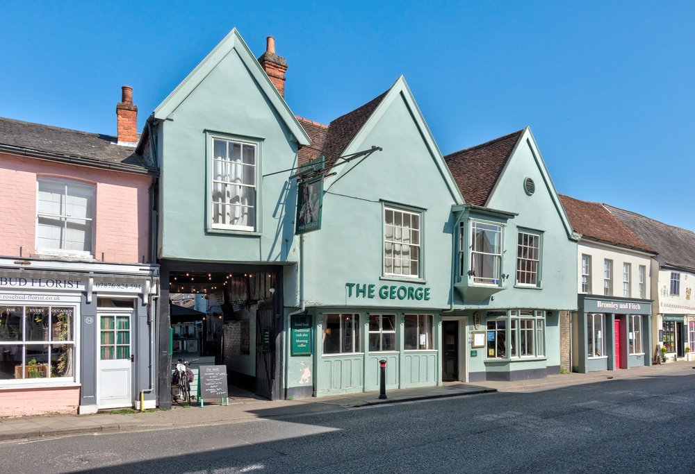 The George at Hadleigh in Suffolk (England). A 16th century coaching ...